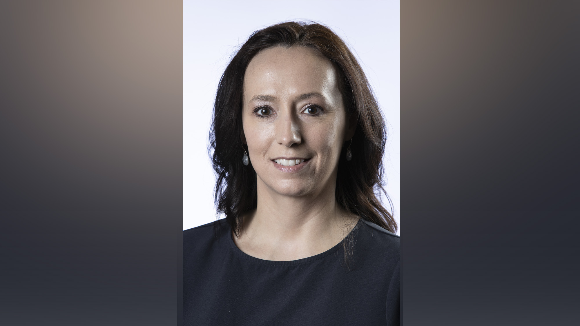 Sarah Parsons receives Jay and Lisa Nouss Award for Teaching Excellence